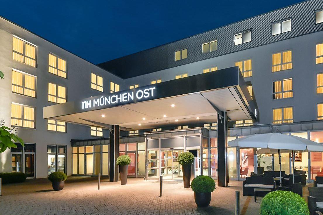 Servicemitarbeiter bei NH München Ost Conference Center in Aschheim ...