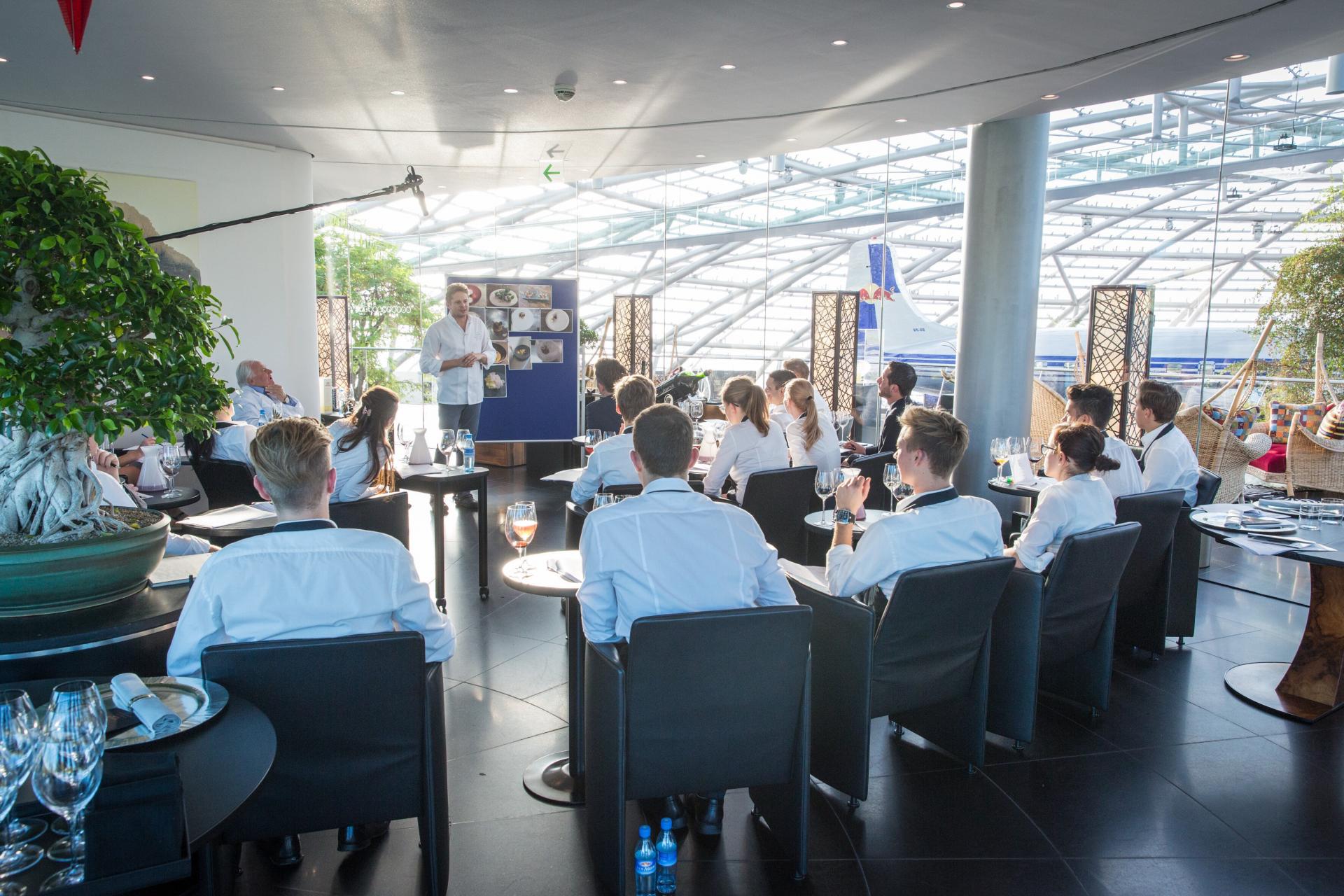Commis de Rang Restaurant Ikarus bei Red Bull Hangar-7 GmbH in Salzburg ...