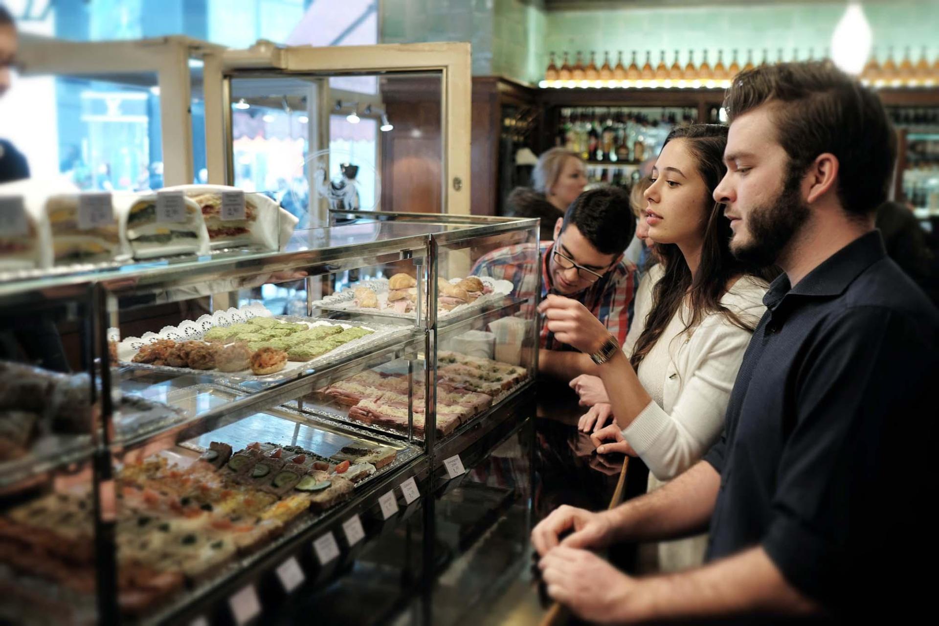 Kellner mit Inkasso bei Zum Schwarzen Kameel in Wien - Rolling Pin