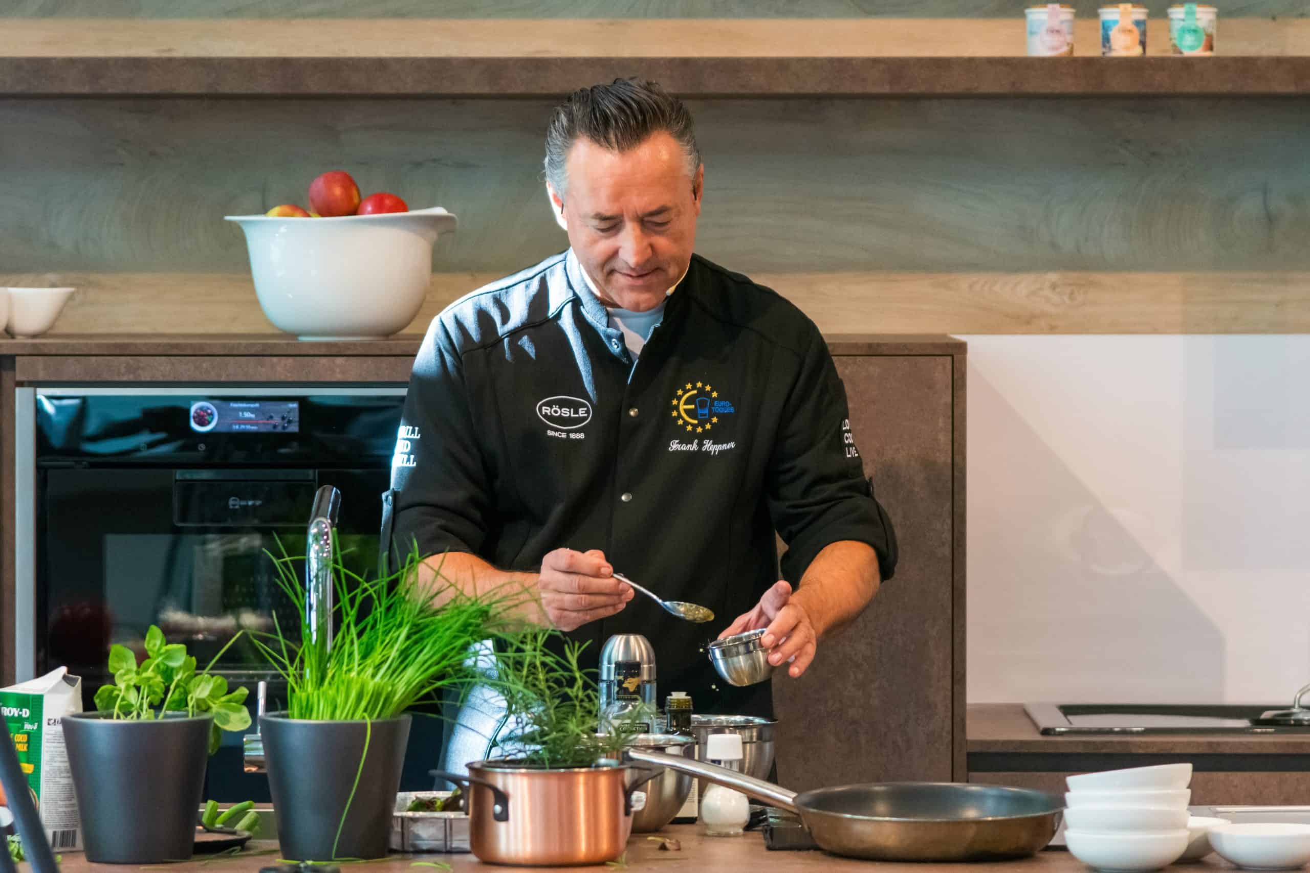 Trotz U-Haft und Reichsbürger-Vorwürfen: Promikoch eröffnet neues ...